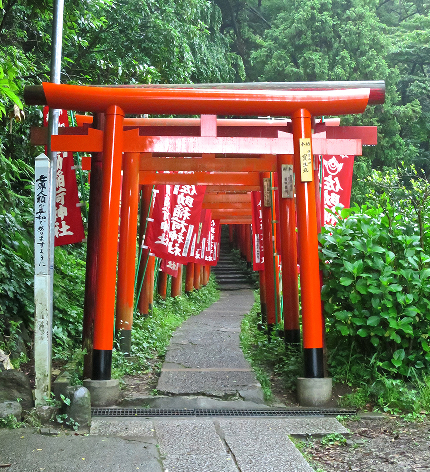 The Fox Shrine To End All Fox Shrines – Only In Japan