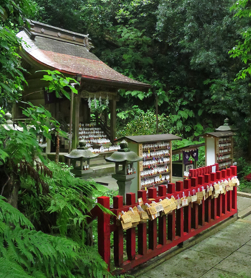 The Fox Shrine To End All Fox Shrines – Only In Japan